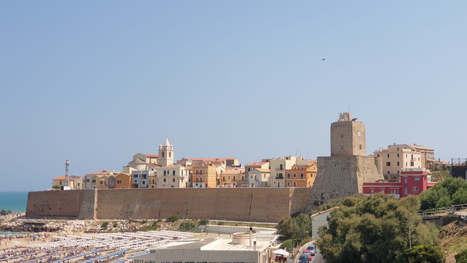 Termoli, spiaggia, mare e borgo antico: tra storia, natura ed ...